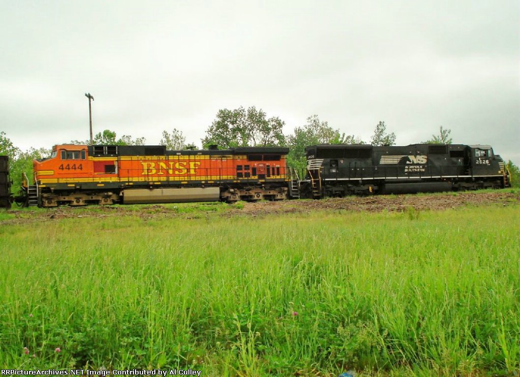 NS 2626 - BNSF 4444